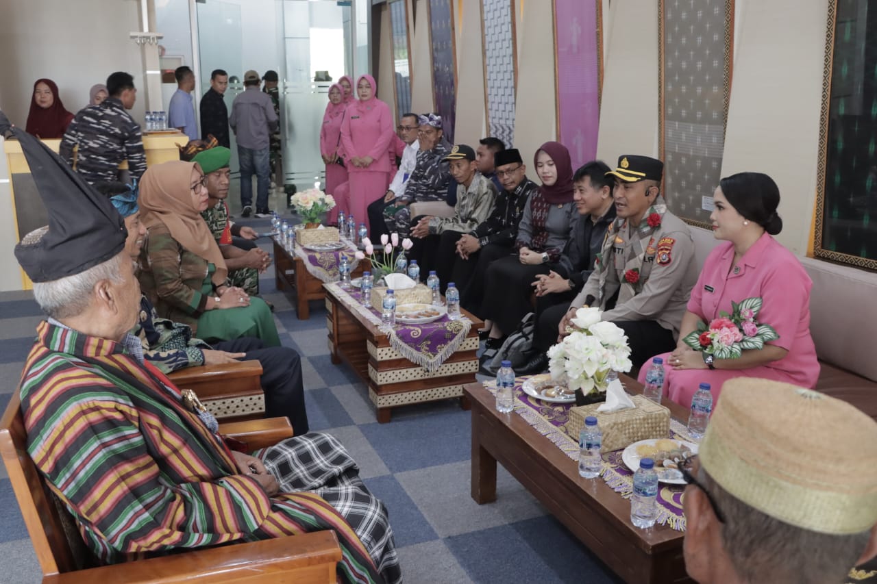 Tarian Adat Wakatobi Sambut Kapolres Wakatobi Bersama Istri di Bandara ...