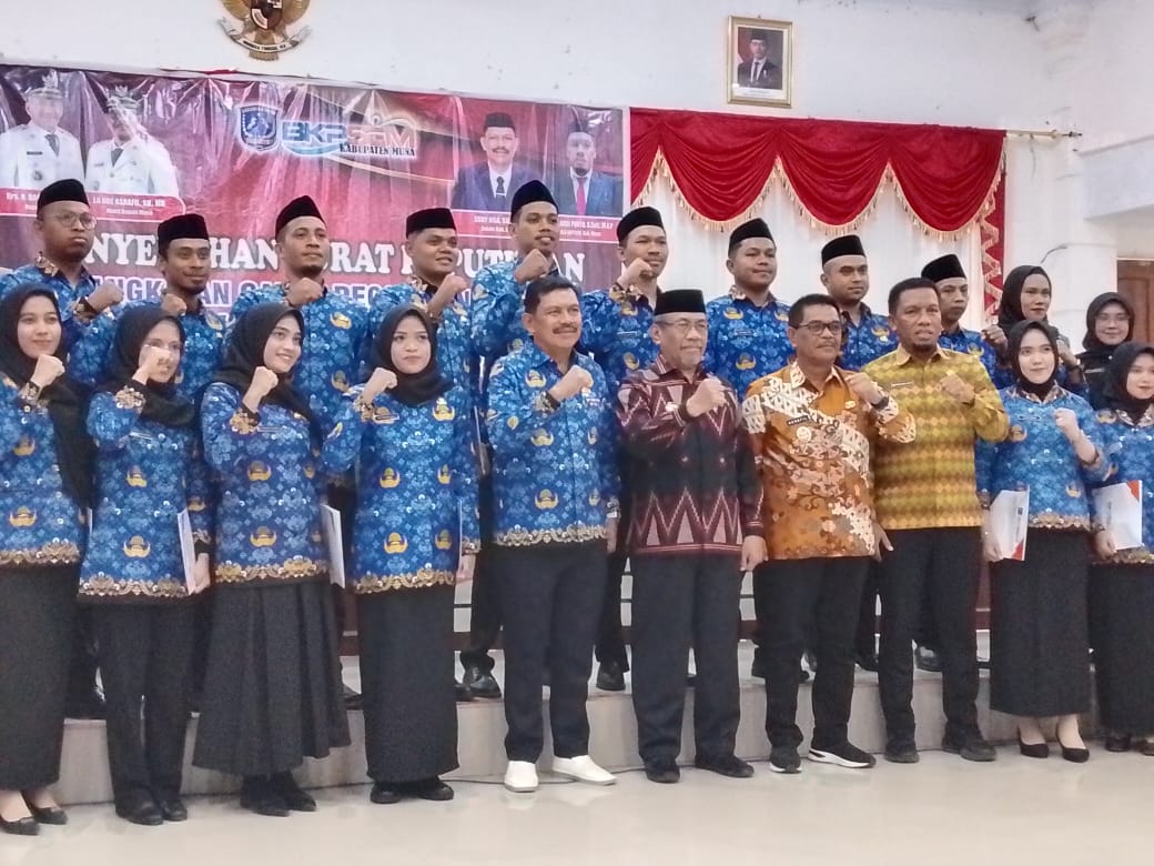 Pemkab Muna Serahkan SK Pengangkatan 33 Calon ASN Formasi Tahun 2024 - Edisi Indonesia