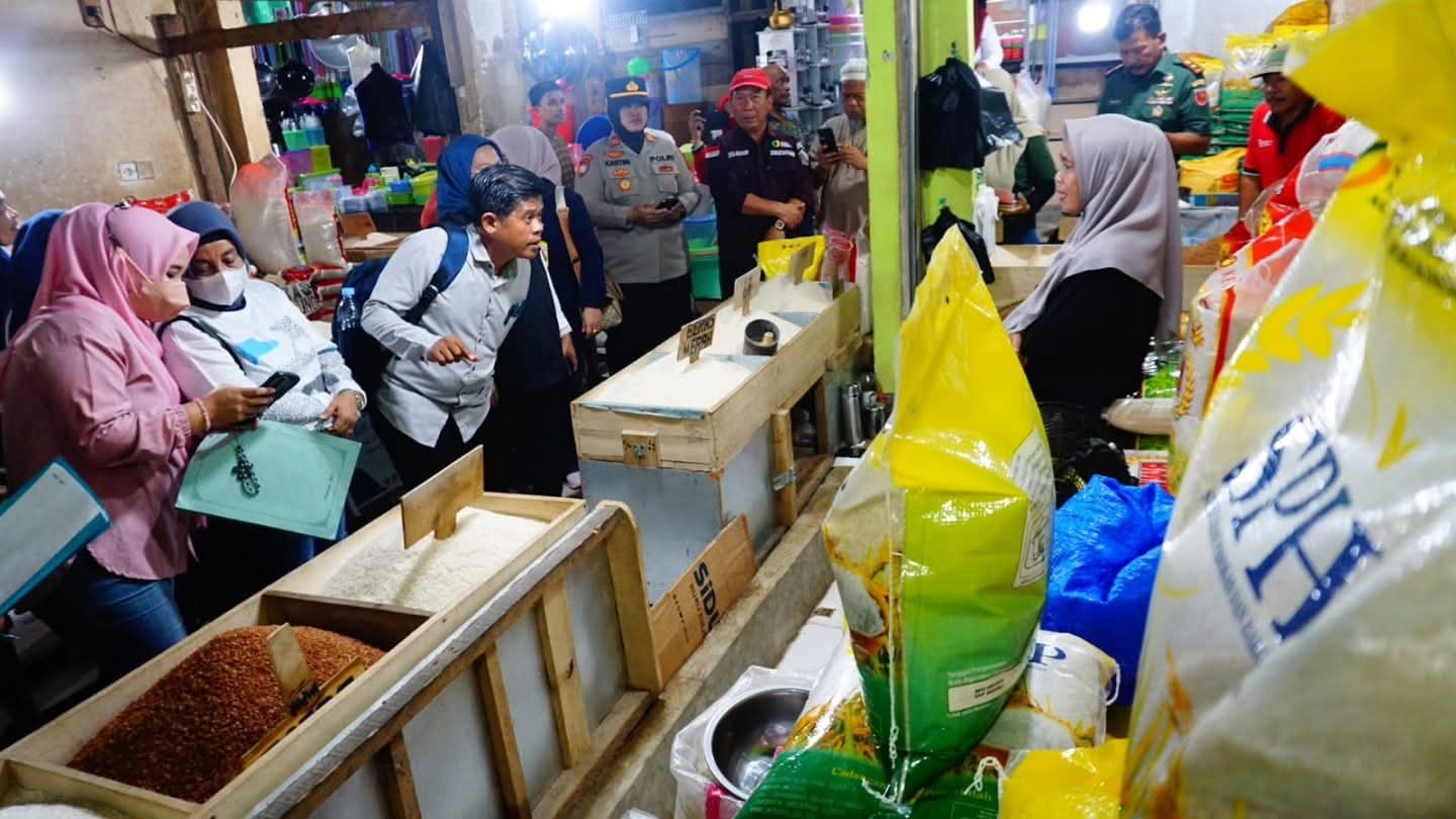 TPID Kendari Sidak Pasar Mandonga, Harga Beras SPHP Sesuai HET - Edisi ...