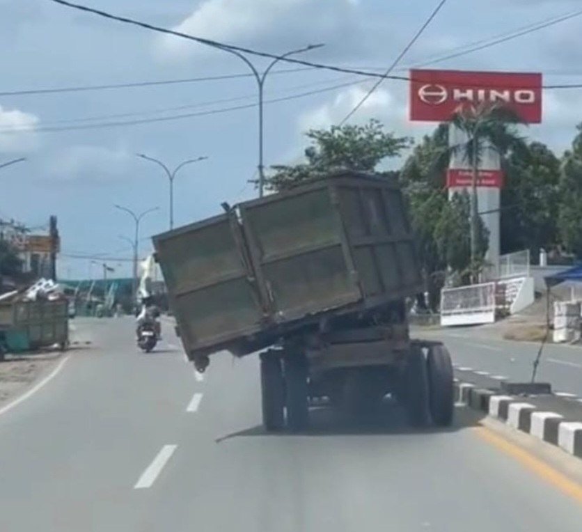 DLHK Kendari Klarifikasi Mobil Amrol Miring di Jalan Sedang Menuju ke ...