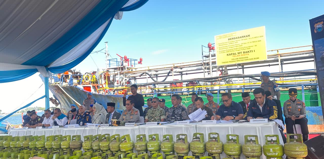 Rugikan Negara 70 Miliar, Polisi Bongkar Ribuan Liter BBM Ilegal, Satu ...